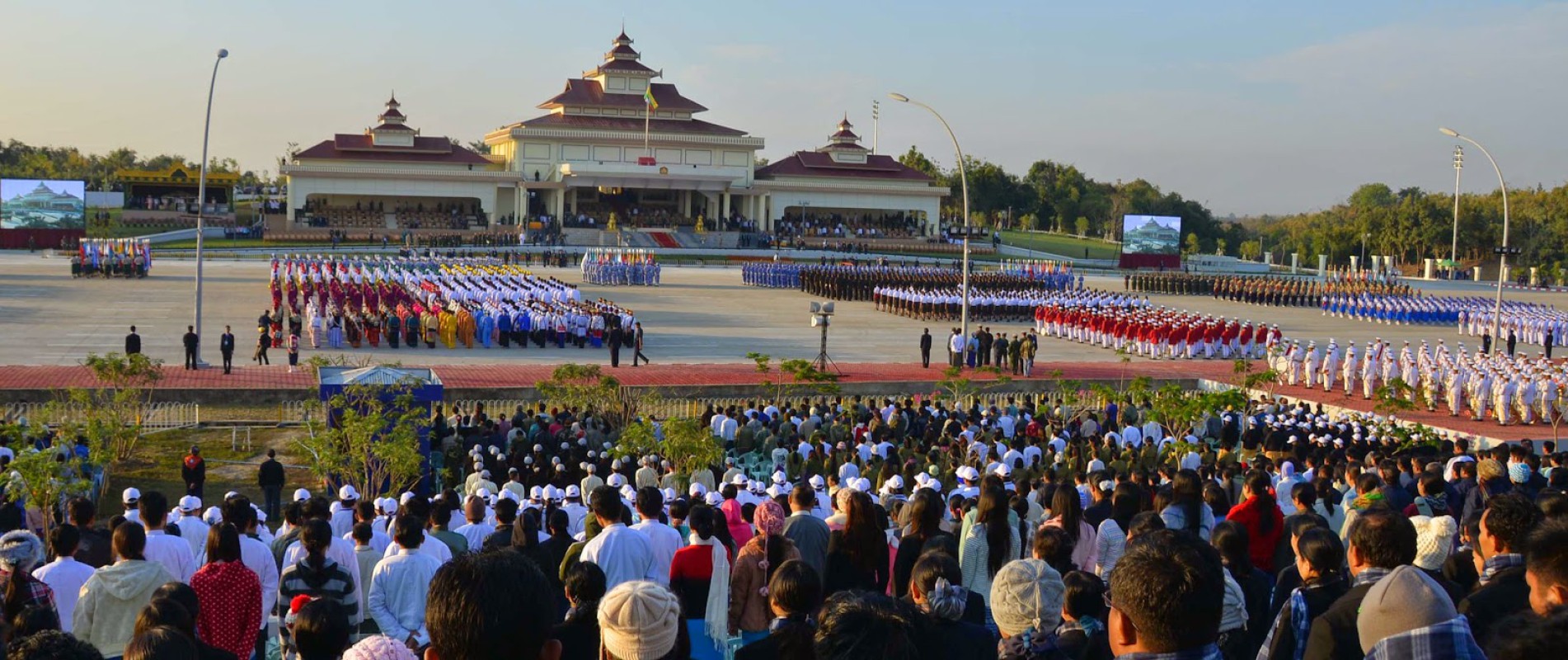 ၇၅ နှစ်မြောက် စိန်ရတုပြည်ထောင်စုနေ့ကို နေပြည်တော်ရှိ ဗိုလ်ရှုခံရင်ပြင