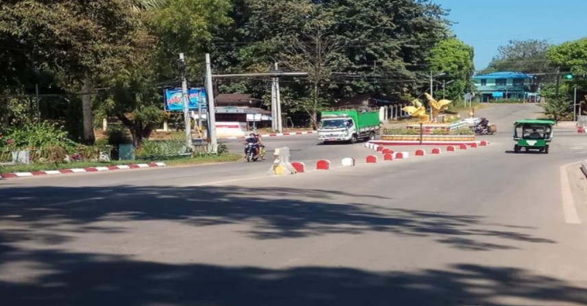 ကားလမ်းဘေးတွင် ဓာတ်ပုံရိုက်နေသော လူတစ်စုအား သေနတ်ဖြင့်ပစ်ခတ်၍ ကားနှင့