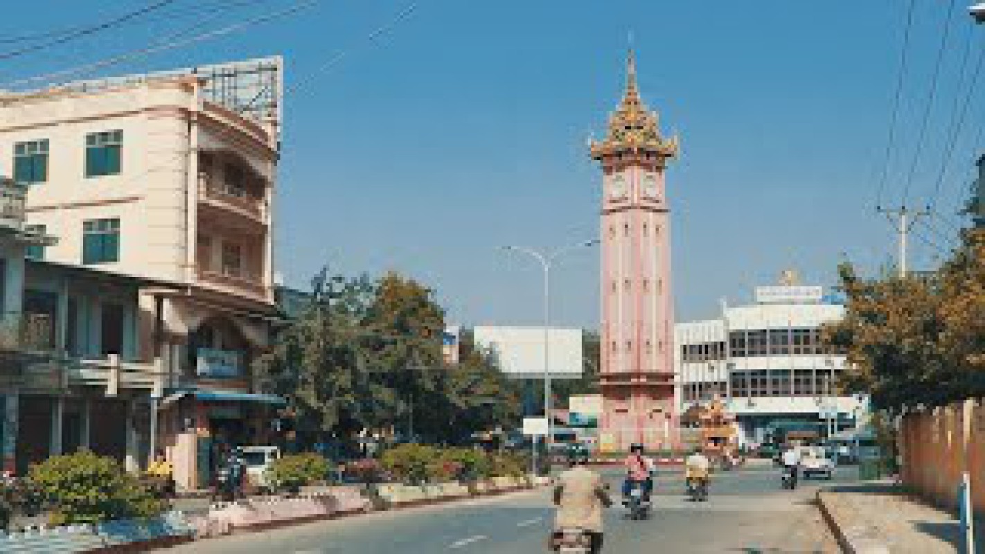 အစည်းအဝေးသွားသည့် မုံရွာမြို့နယ်မှူးကား ပစ်ခတ်ခံရပြီးနောက် အပြန်အလှန်ပစ