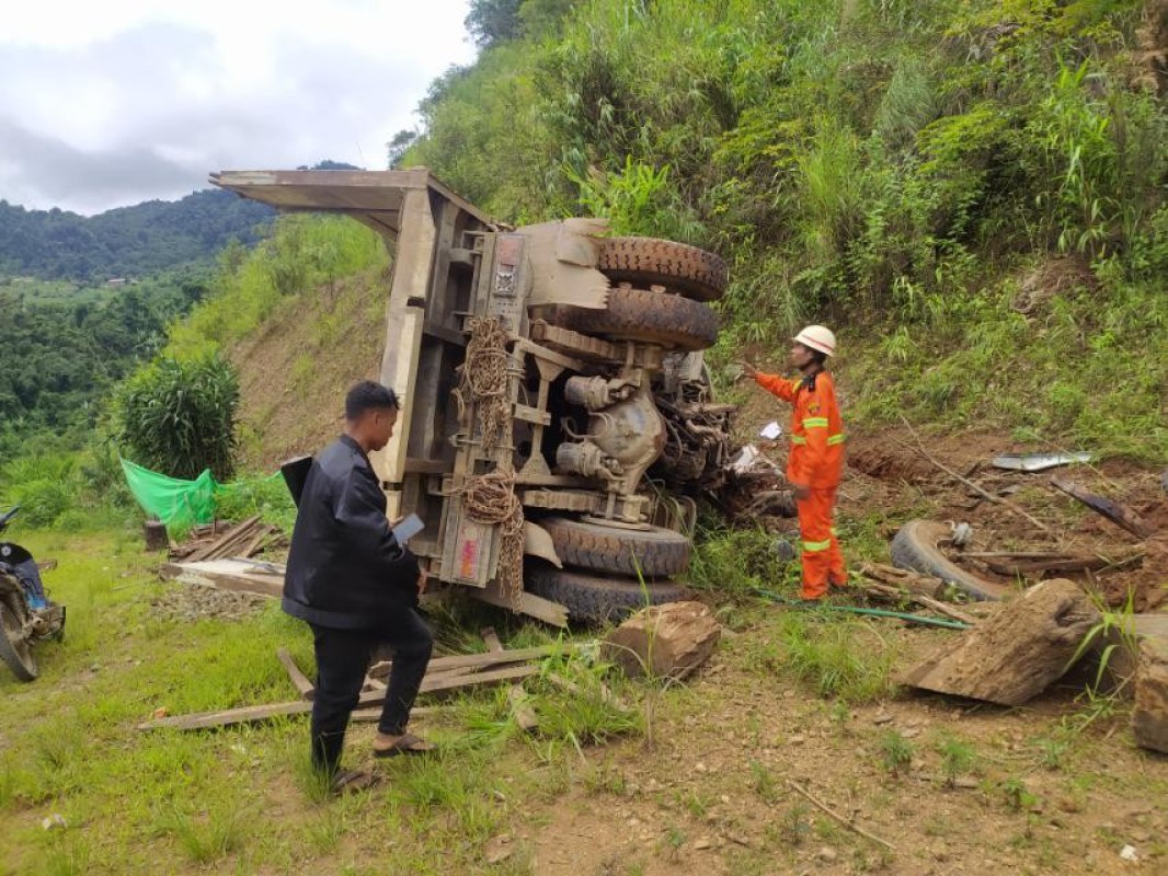 စစ်ကိုင်း၌ ကားတစ်စီး ဘရိတ်ပေါက်၍ တိမ်းမှောက်မှုကြောင့် လိုက်ပါလာသူ ၈